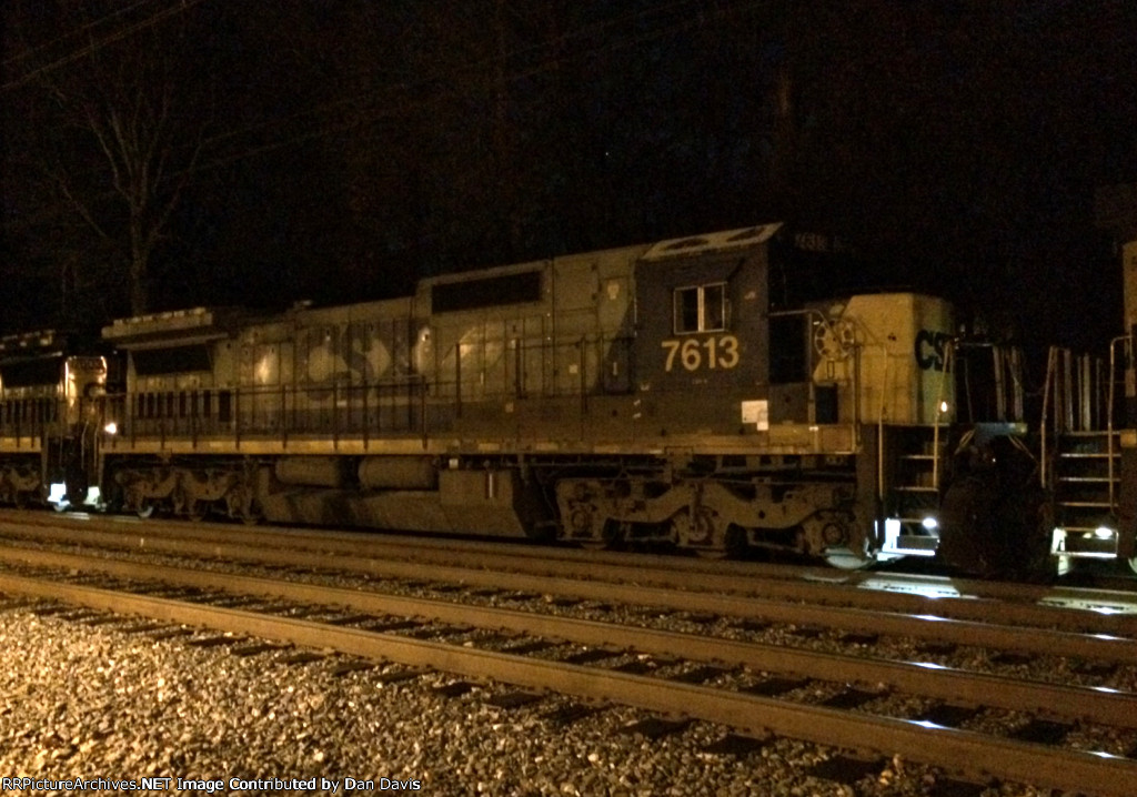 CSX C40-8 7613 in YN2 paint trails on Q418-19